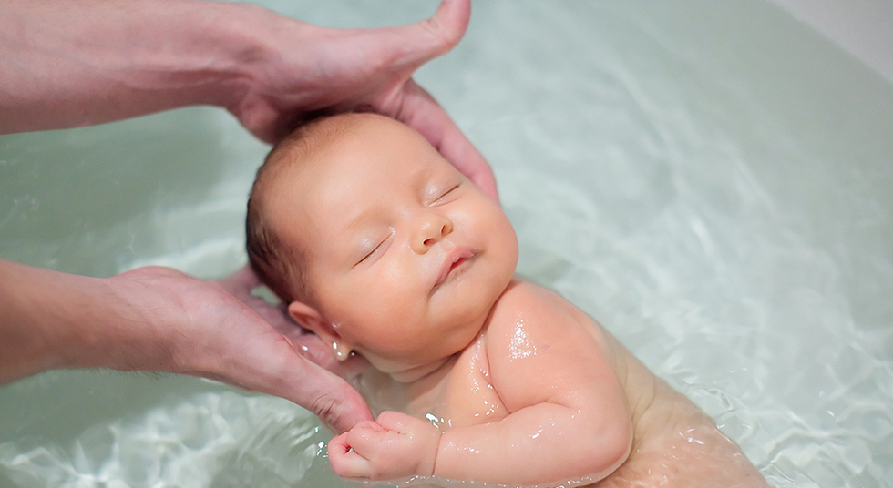 Como o ambiente pode ajudar a tranquilizar o bebê na hora do banho
